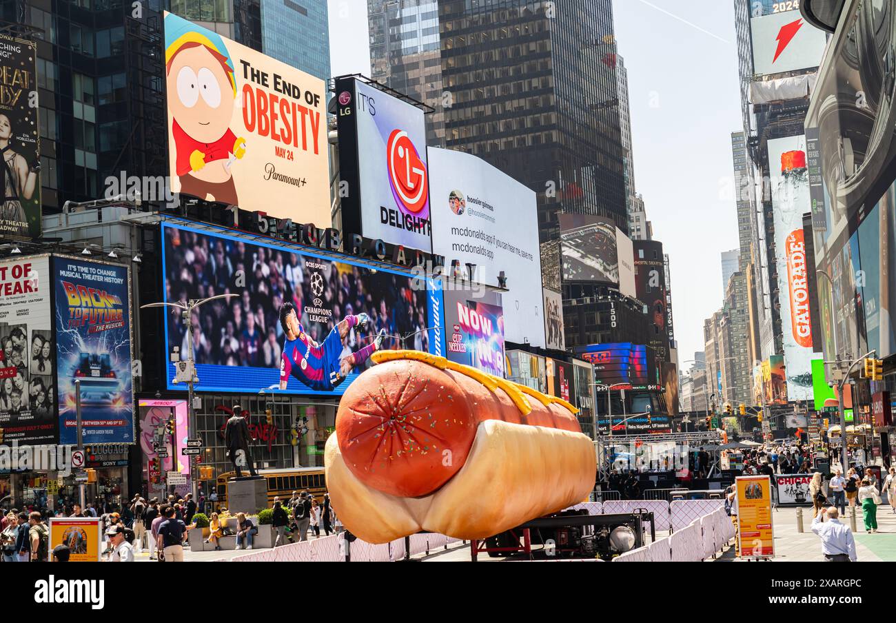 Time Square, Manhattan: Colorful billboards, lights, commercial symbols ...