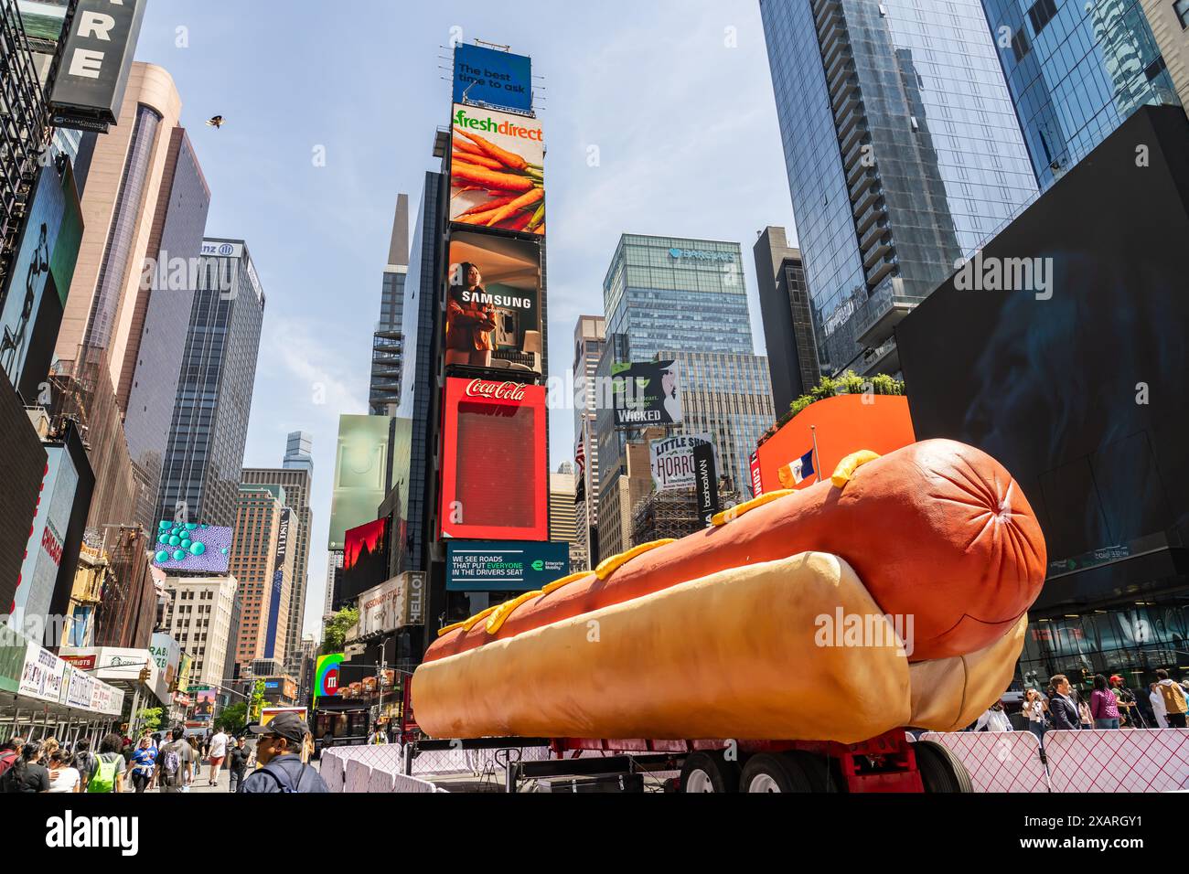 Time Square, Manhattan: Colorful billboards, lights, commercial symbols ...