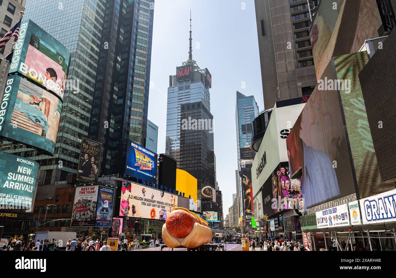 Time Square, Manhattan: Colorful billboards, lights, commercial symbols ...