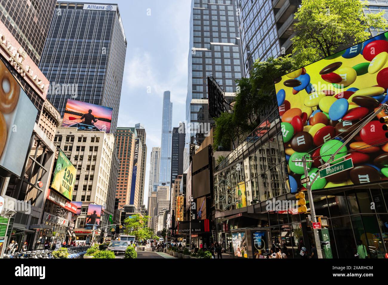 Time Square, Manhattan: Colorful billboards, lights, commercial symbols ...