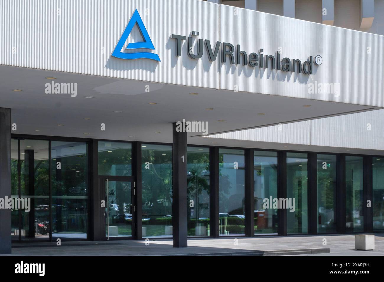 Eingang Hauptverwaltung mit Logo TÜV Rheinland *** Entrance to head ...