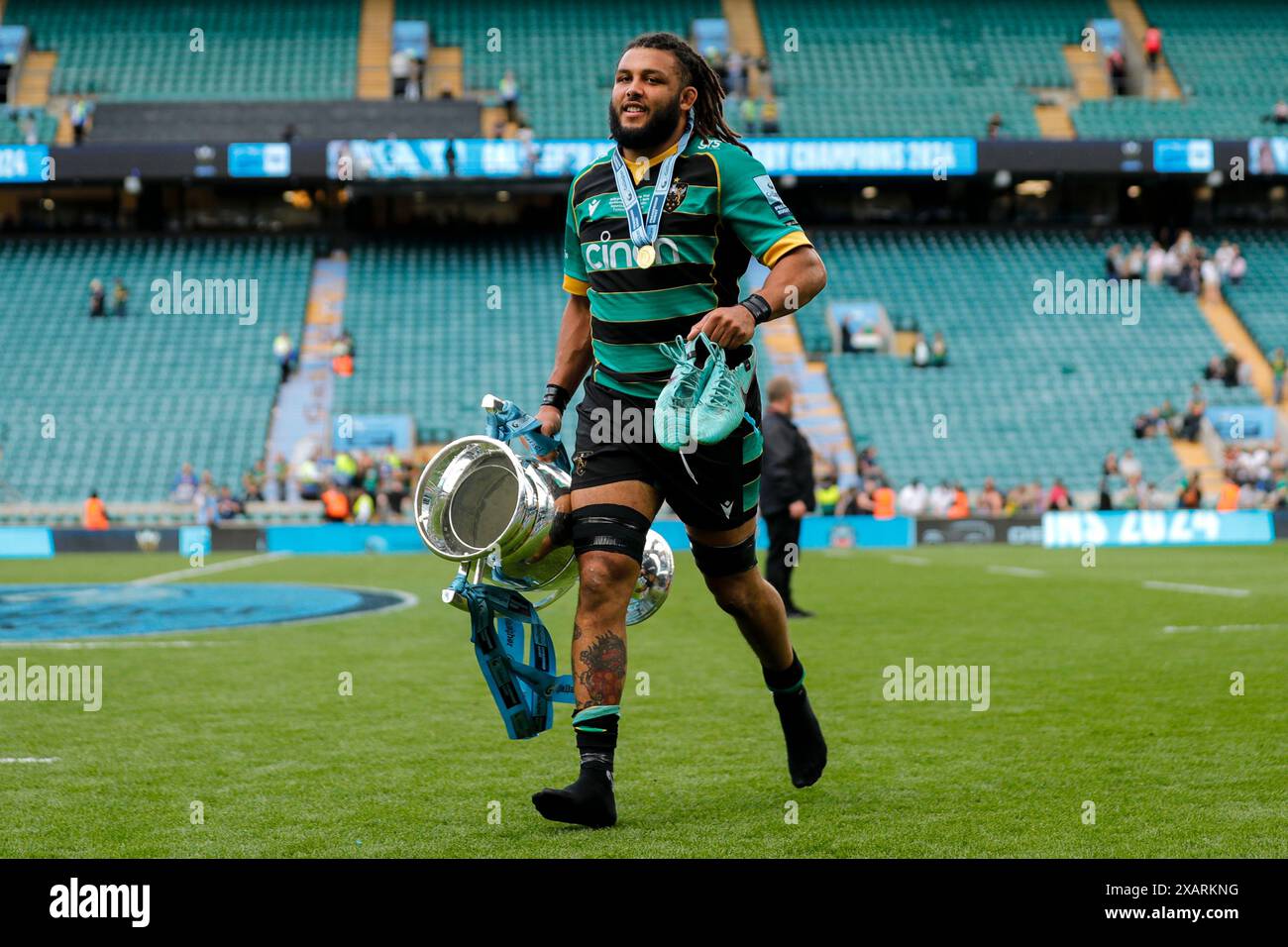 Gallagher premiership rugby trophy hi-res stock photography and images ...
