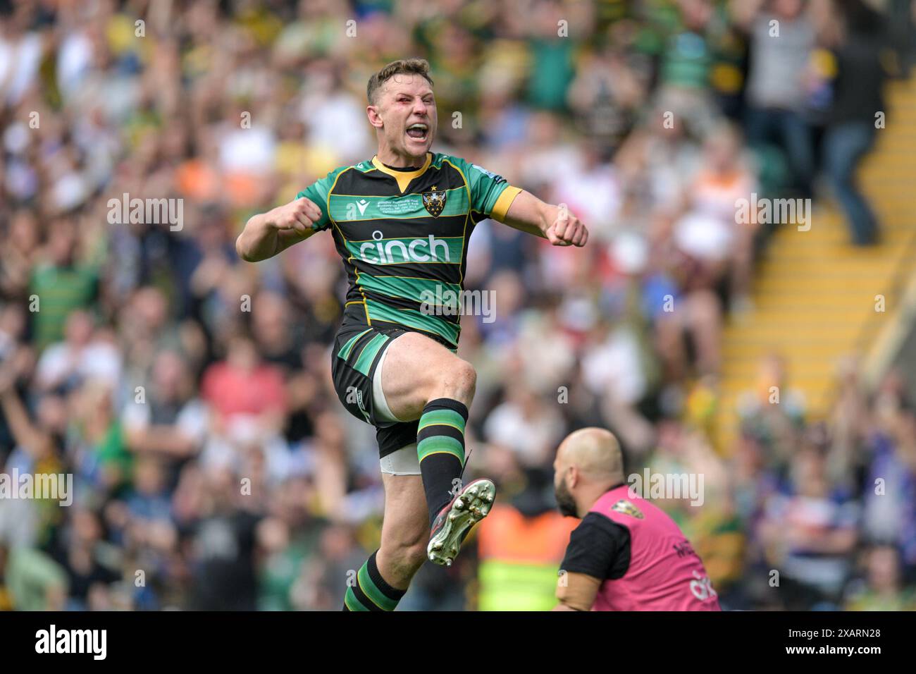 Fraser Dingwall of Northampton Saints celebrates Saints win during the ...