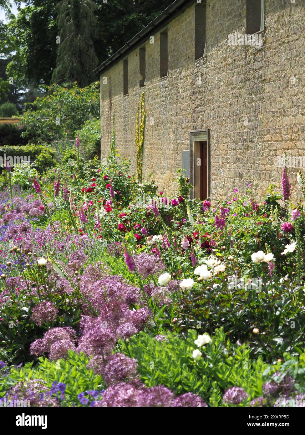 Cottage garden flower border hi-res stock photography and images - Alamy