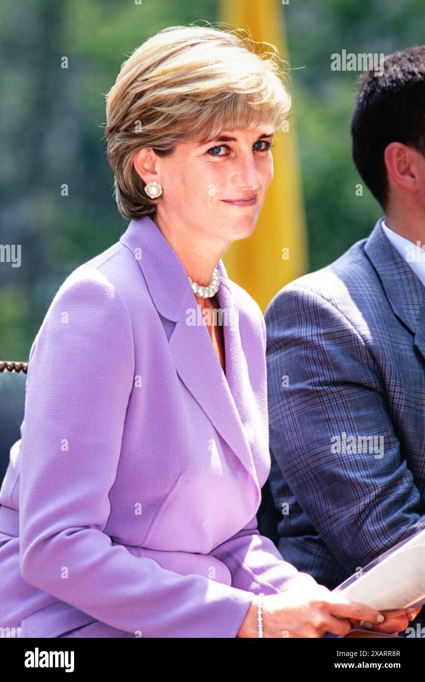 Diana princess wales smiling hi-res stock photography and images - Alamy