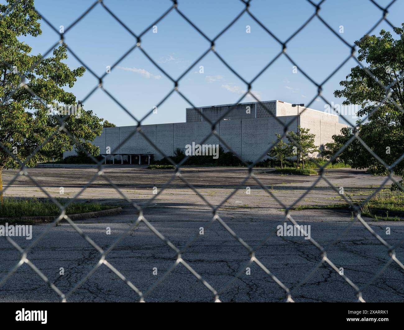 Abandoned Shopping Mall Behind Fence Stock Photo - Alamy