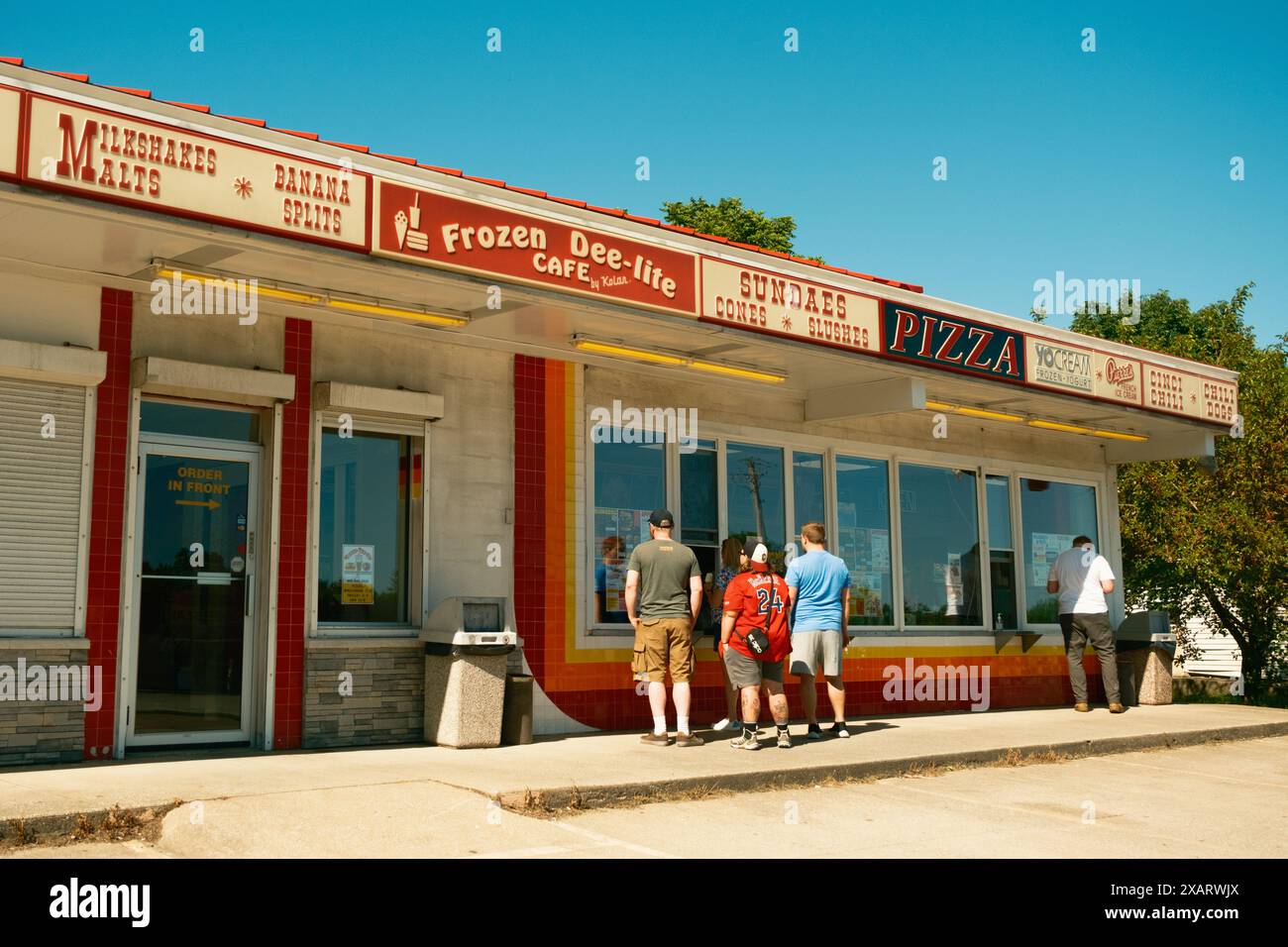 Frozen Dee-Lite Cafe vintage sign, Parkman, Ohio Stock Photo - Alamy