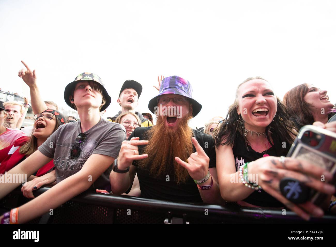 Fans während des Auftritts der deutschen Metalcore-Band Electric ...