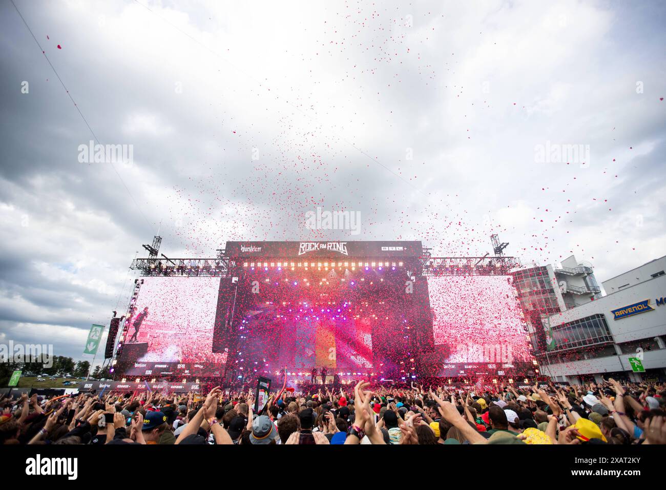 Bühne mit Konfetti während des Auftritts der deutschen Metalcore-Band ...