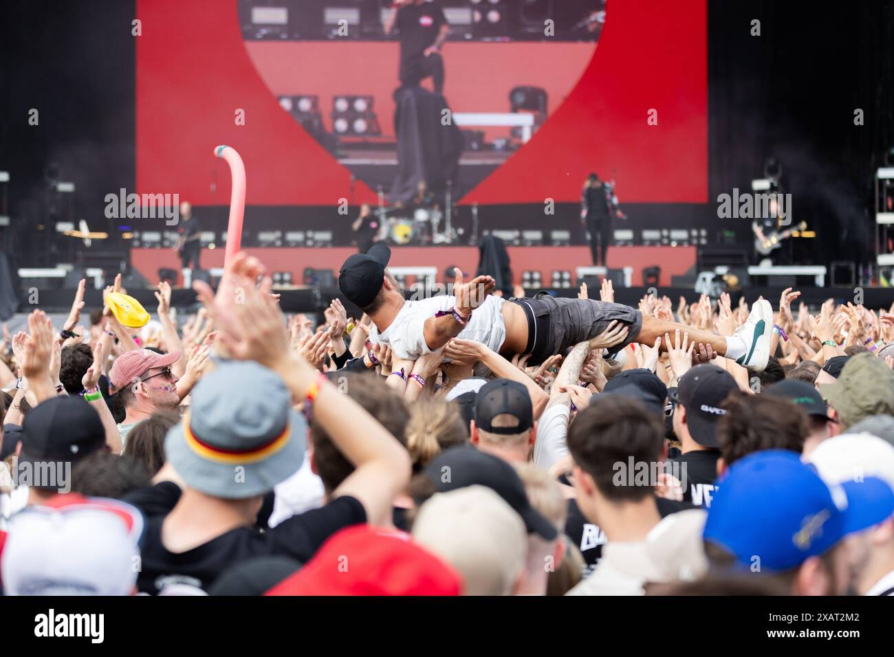 Crowdsurfer während des Auftritts der deutschen Metalcore-Band Electric ...