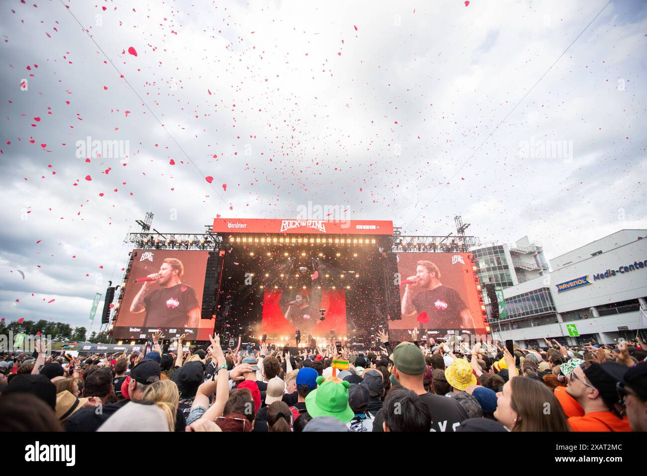 Bühne mit Konfetti während des Auftritts der deutschen Metalcore-Band ...