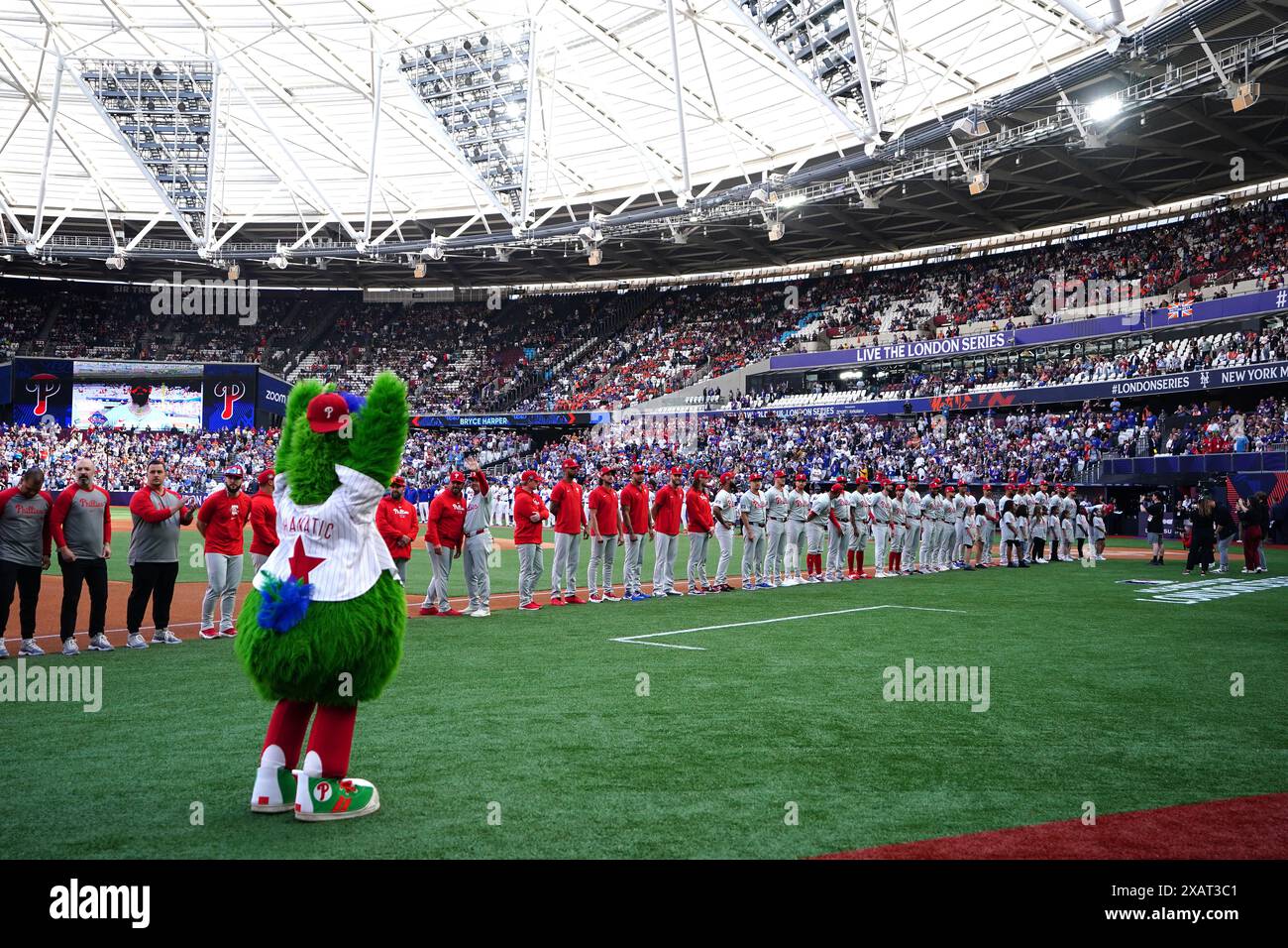 The teams line up on day one of the MLB London Series Match at the ...