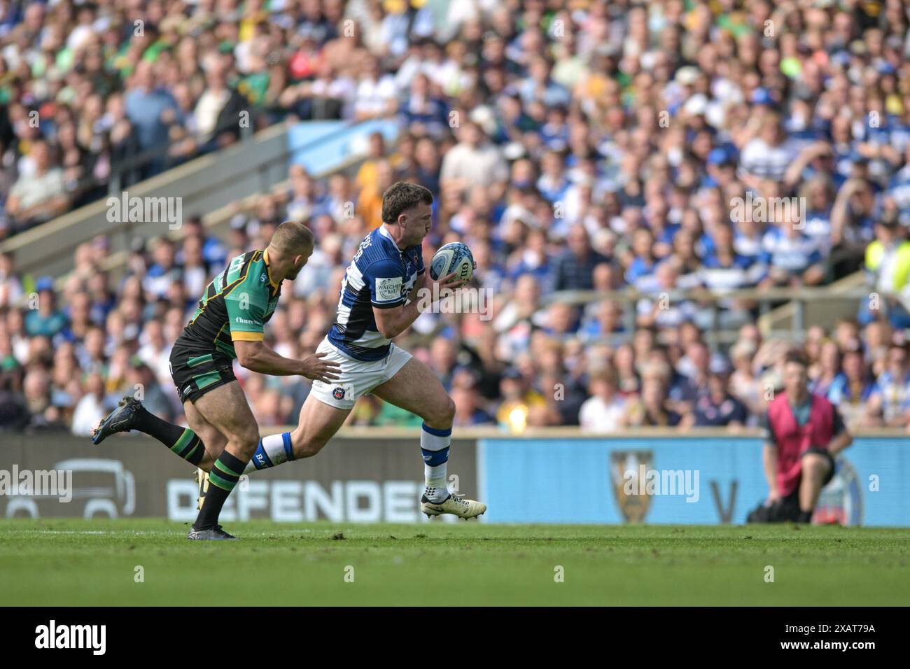 Matt Gallagher of Bath Rugby is chased by Ollie Sleightholme of ...