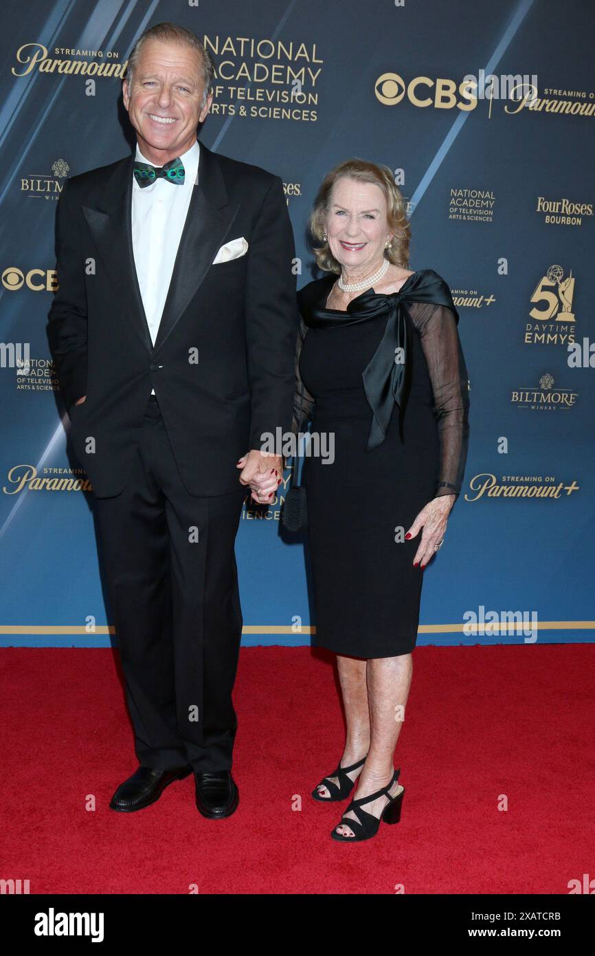 LOS ANGELES - JUN 7: Maxwell Caufield, Juliet Mills arrives at the 51st ...