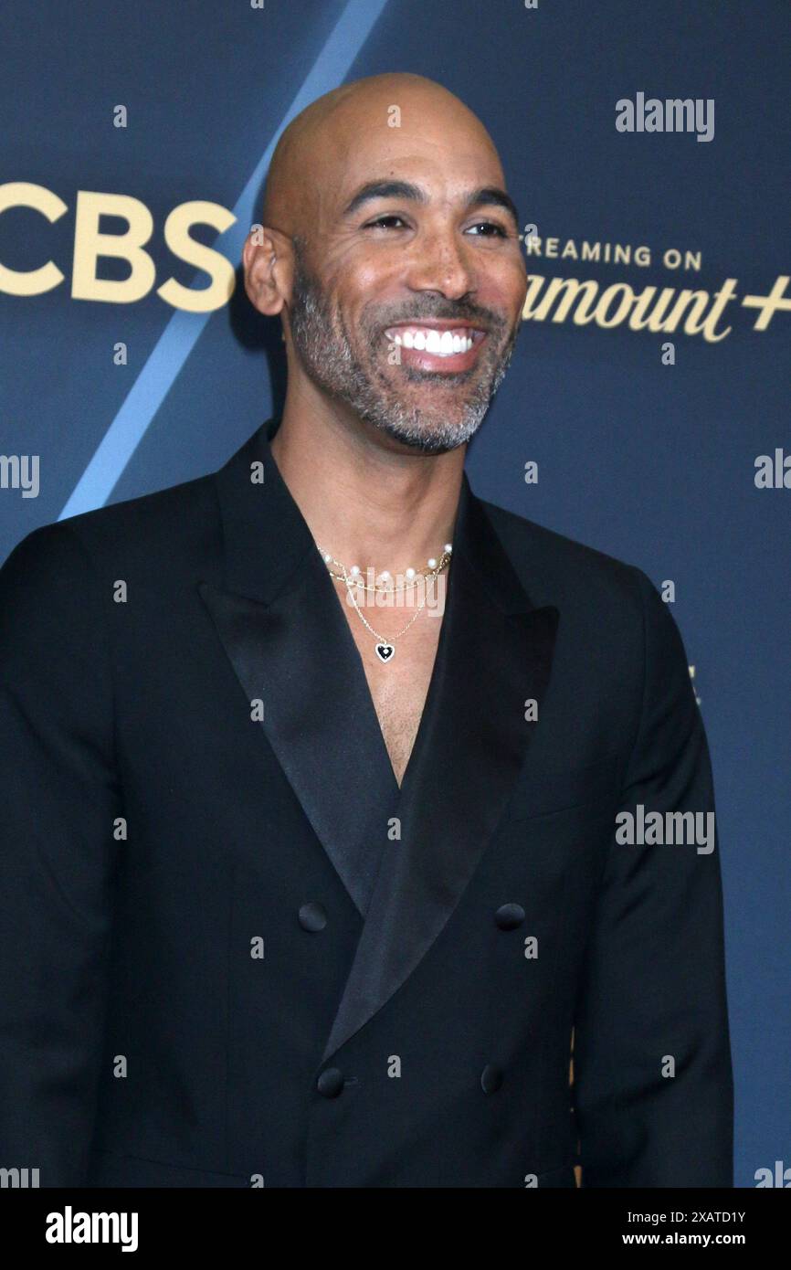 LOS ANGELES - JUN 7: Melvin Robert arrives at the 51st Daytime Emmy ...