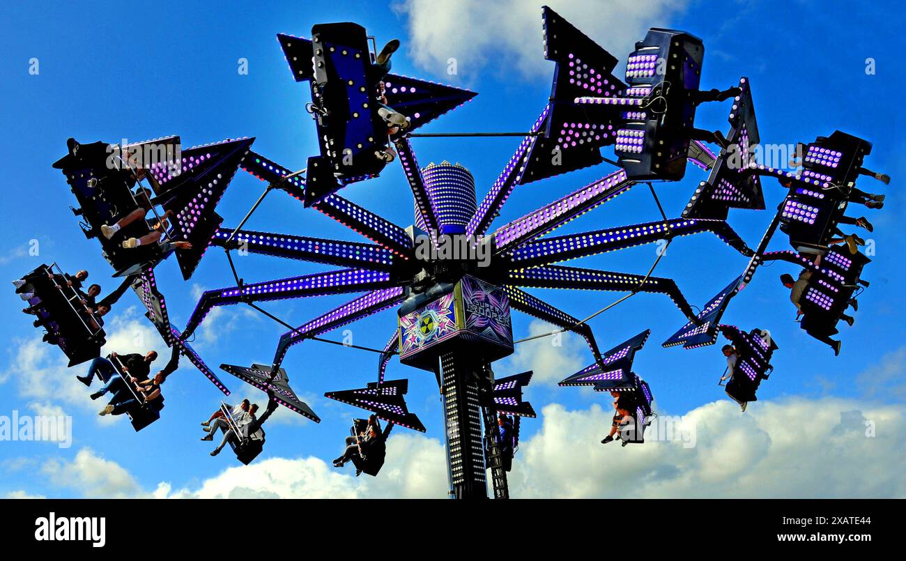 ENGLISH COASTAL PATH,THE SUPER TROOPER RIDE,CLARENCE PIER AMUSEMENT ...