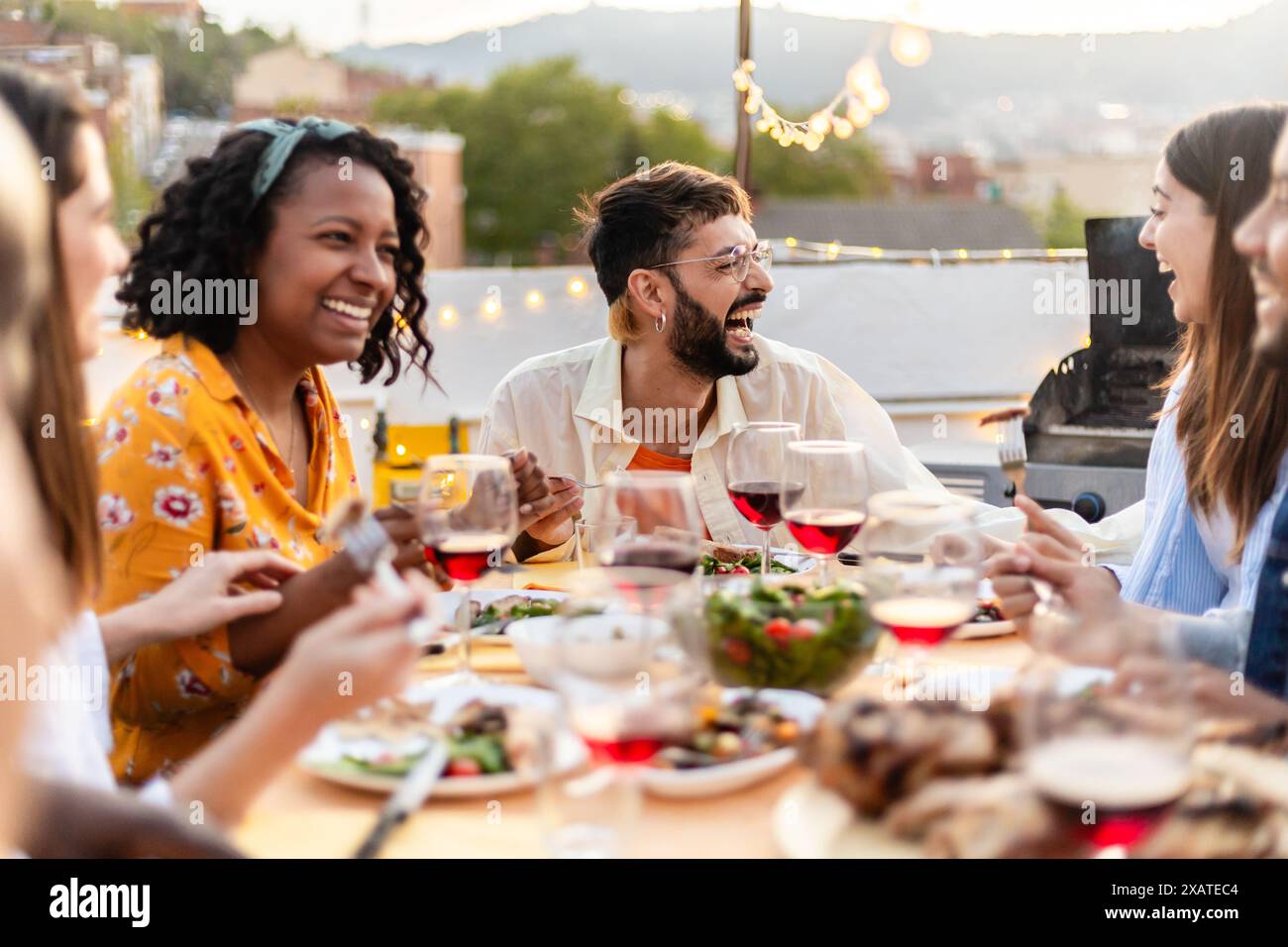 Diverse friends barbeque hi-res stock photography and images - Alamy