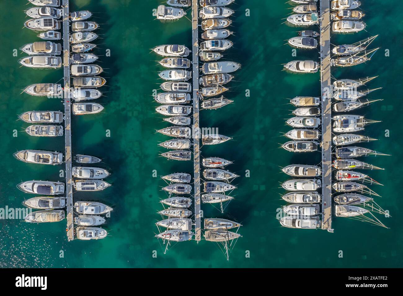 Top-down aerial view of docked sailboats and yachts in a marina Stock ...