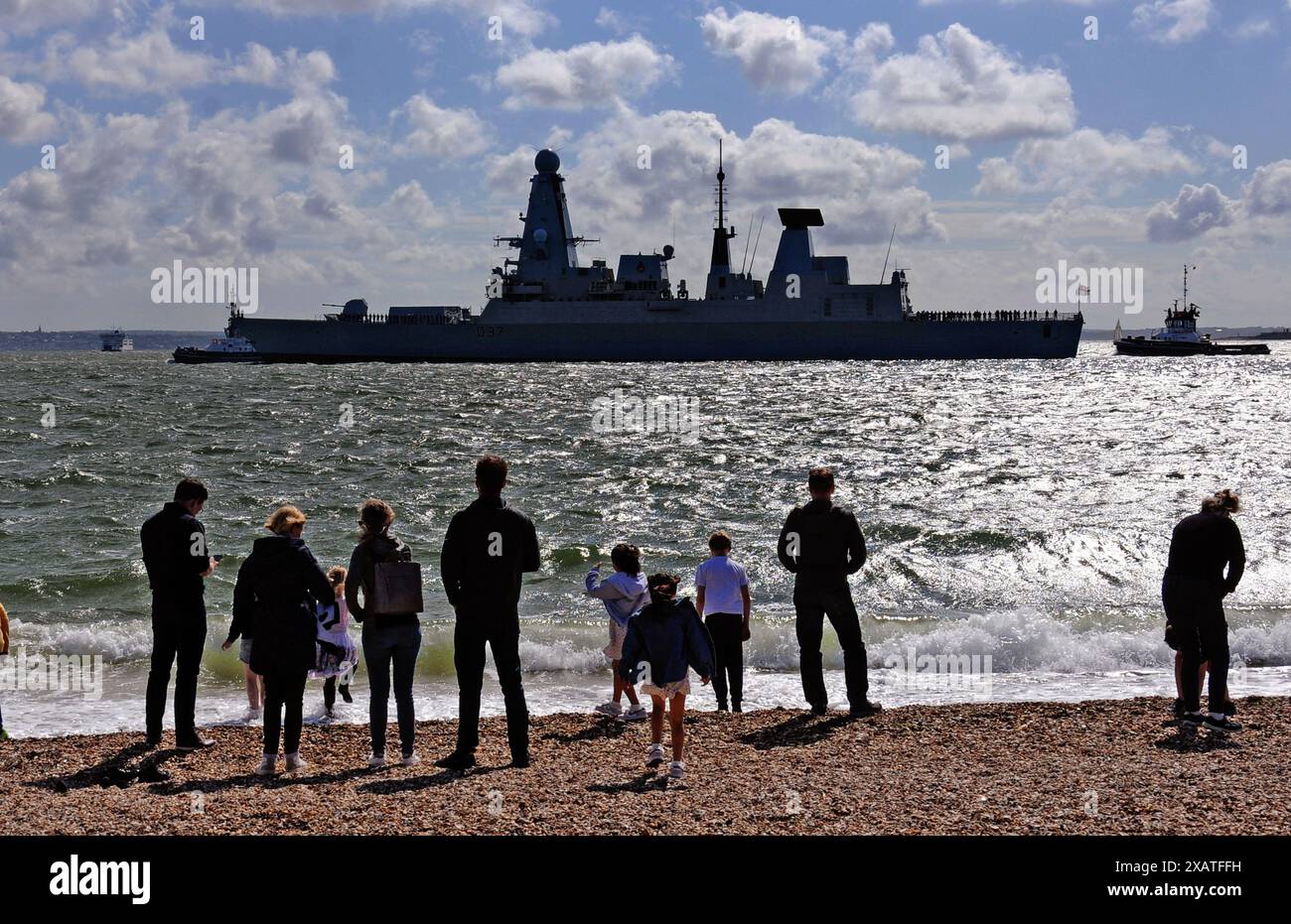 ENGLISH COASTAL PATH, ROYAL NAVY DESTROYER HMS DUNCAN PASSES, SOUTHSEA ...