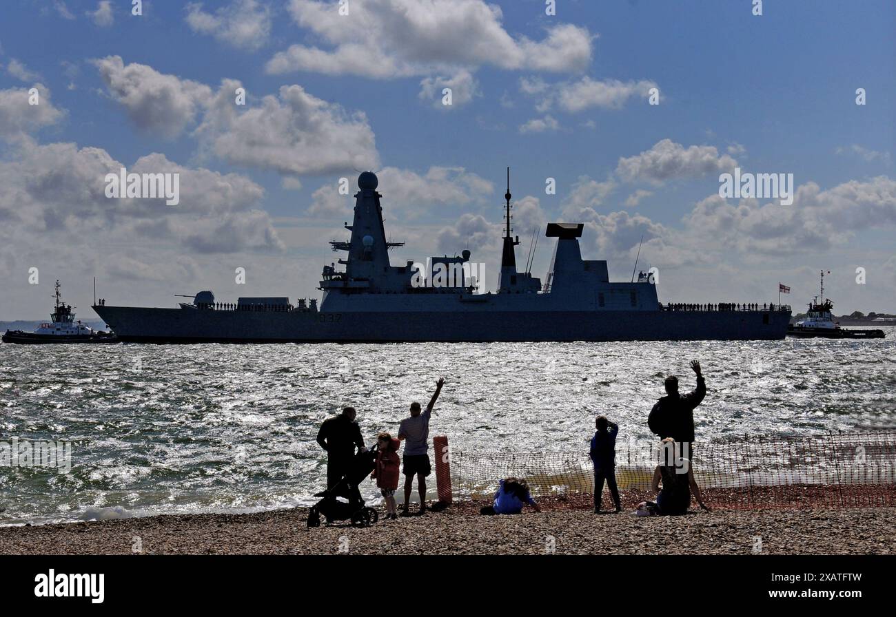 ENGLISH COASTAL PATH, ROYAL NAVY DESTROYER HMS DUNCAN PASSES, SOUTHSEA ...