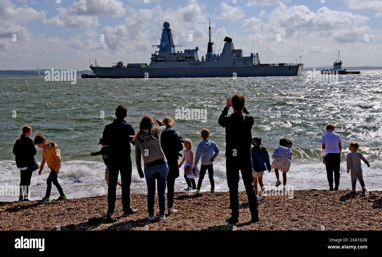 ENGLISH COASTAL PATH, ROYAL NAVY DESTROYER HMS DUNCAN PASSES, SOUTHSEA ...