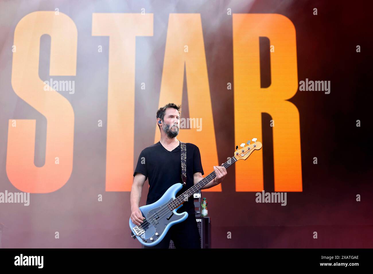 Schauspieler und Bassist Keanu Reeves von der US-amerikanischen Alternative-Rock-Band Dogstar ...