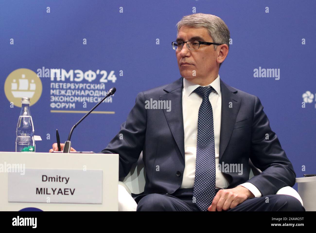 Cadres decide everything hi-res stock photography and images - Alamy