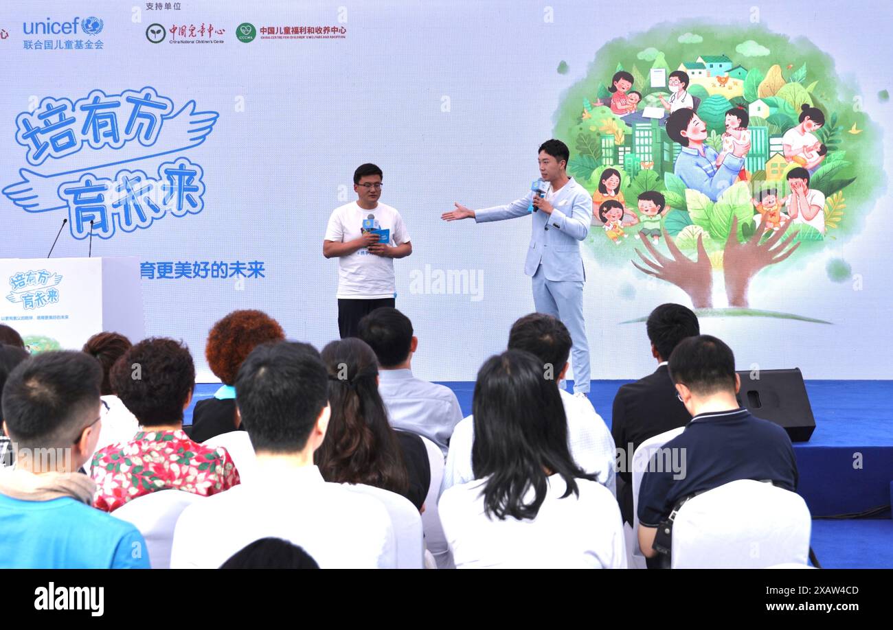 (240609) -- BEIJING, June 9, 2024 (Xinhua) -- A volunteer from ...