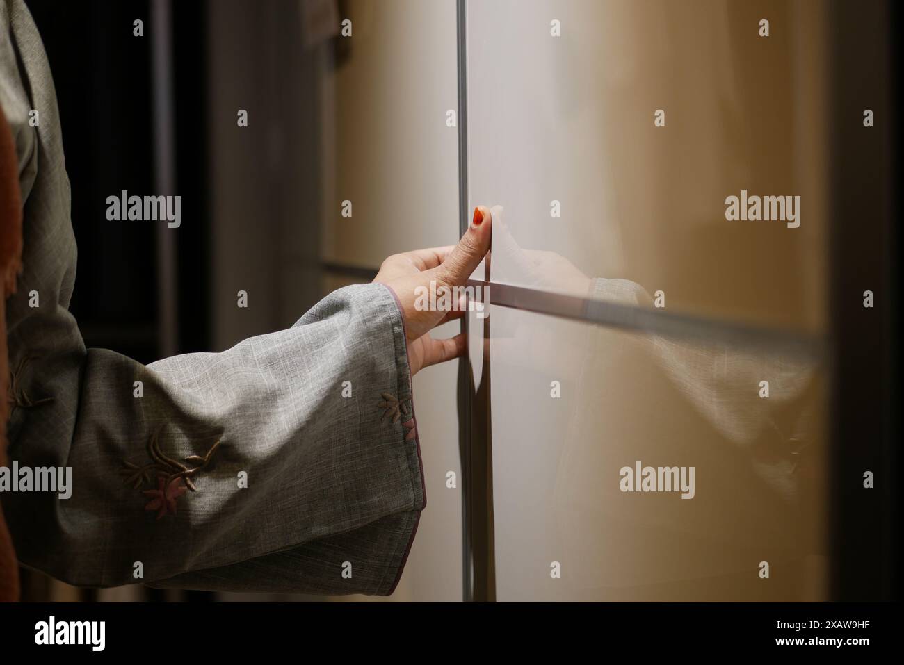 women hand open a kitchen cabinet drawer Stock Photo - Alamy
