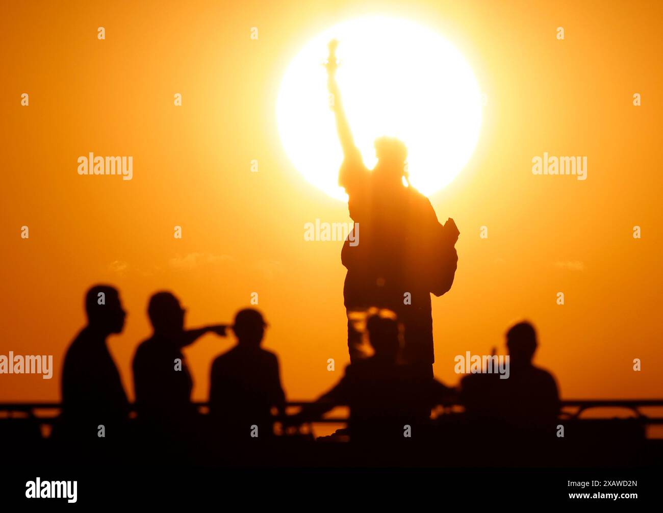 Sun sets on pass hi-res stock photography and images - Alamy