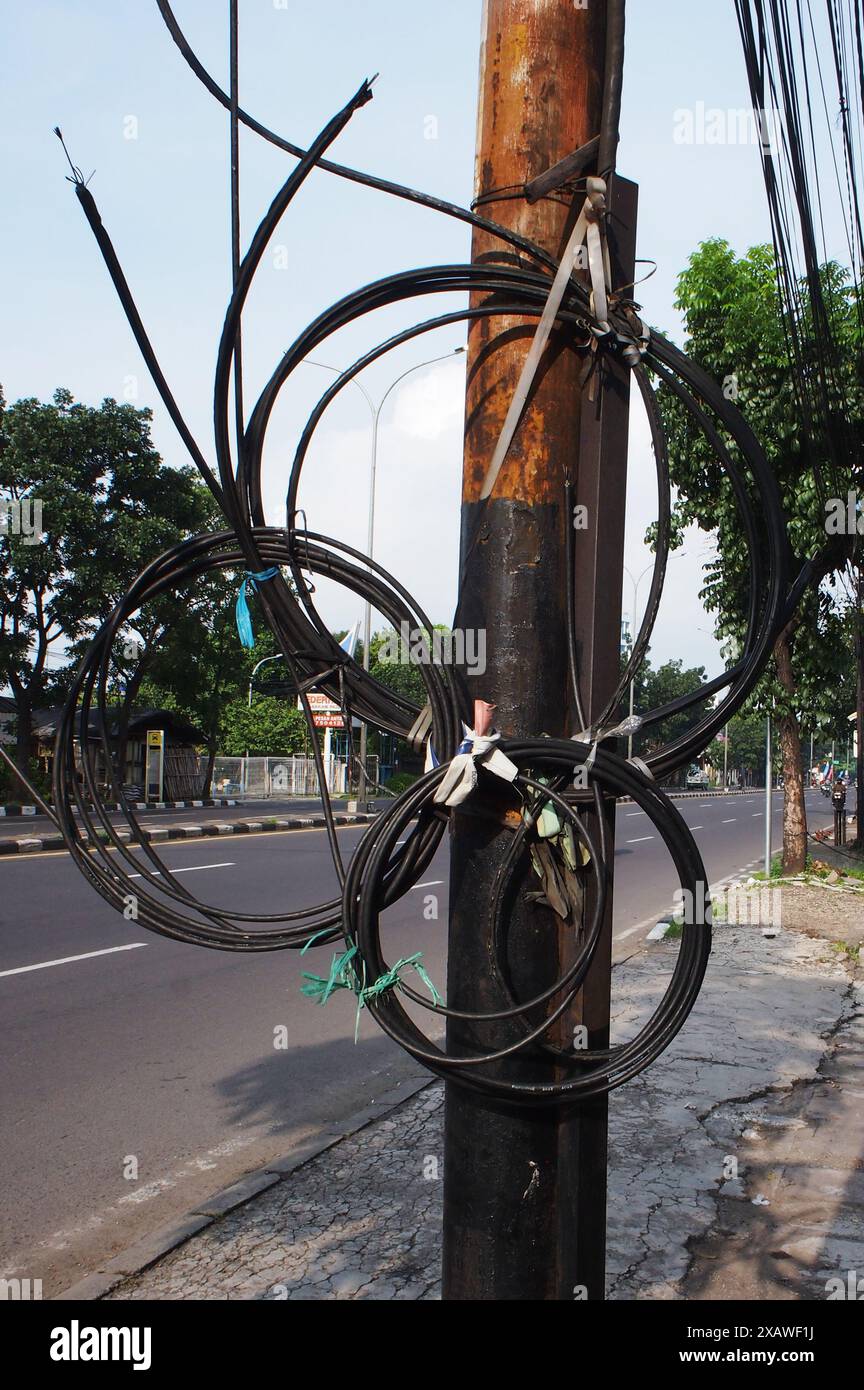 Messy electrical cables on pole hi-res stock photography and images - Alamy