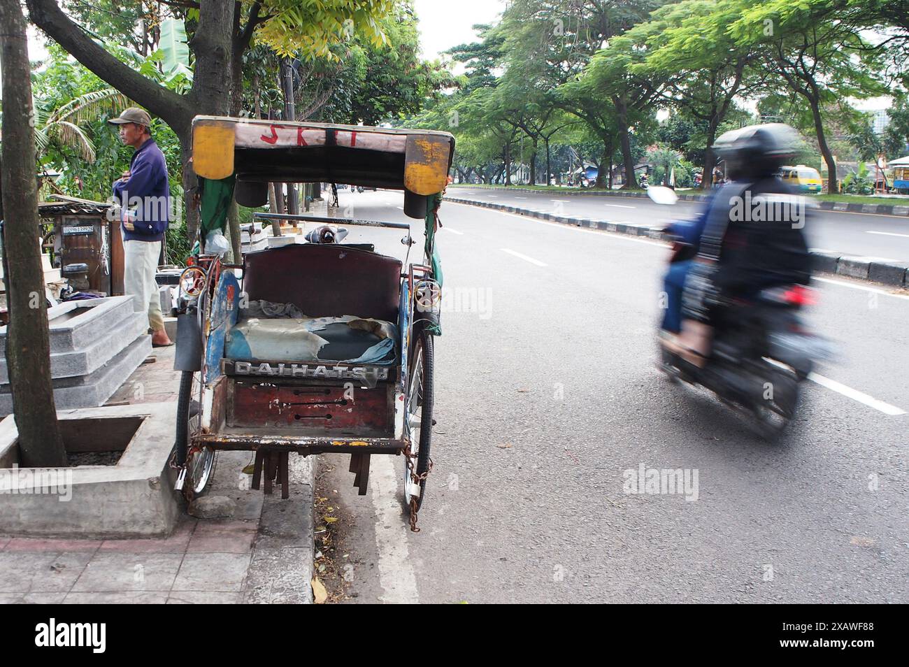 An old rickshaw parked on the side of the highway Stock Photo - Alamy