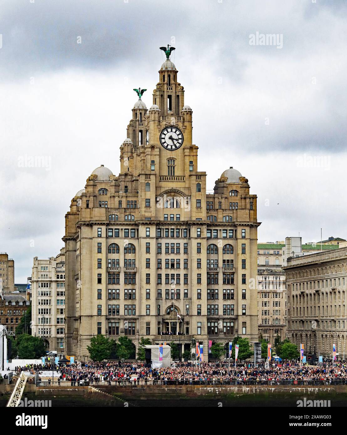 Crowds in front of the liver buildings hi-res stock photography and ...