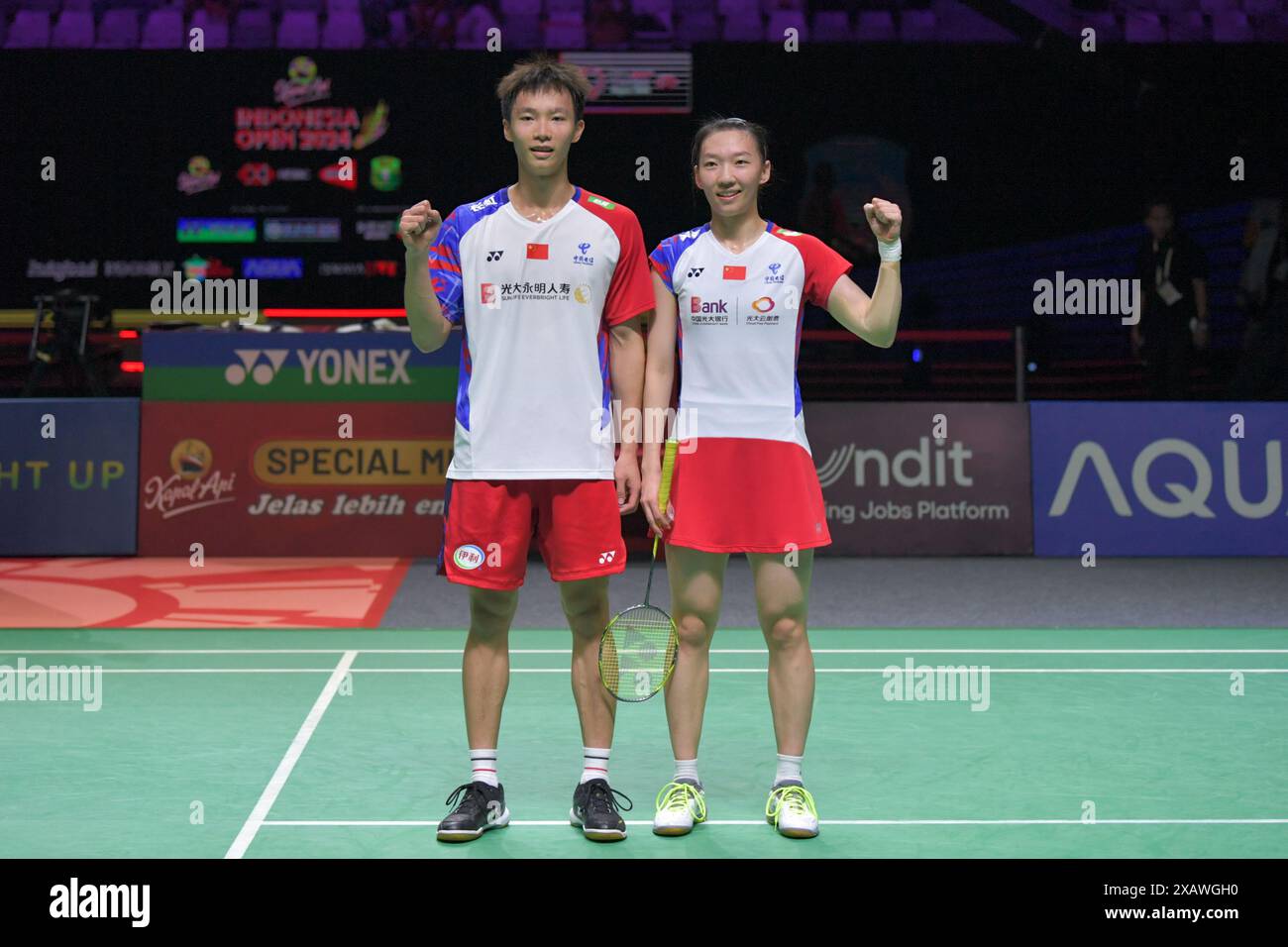 (240609) -- JAKARTA, June 9, 2024 (Xinhua) -- Jiang Zhenbang (L)/Wei ...