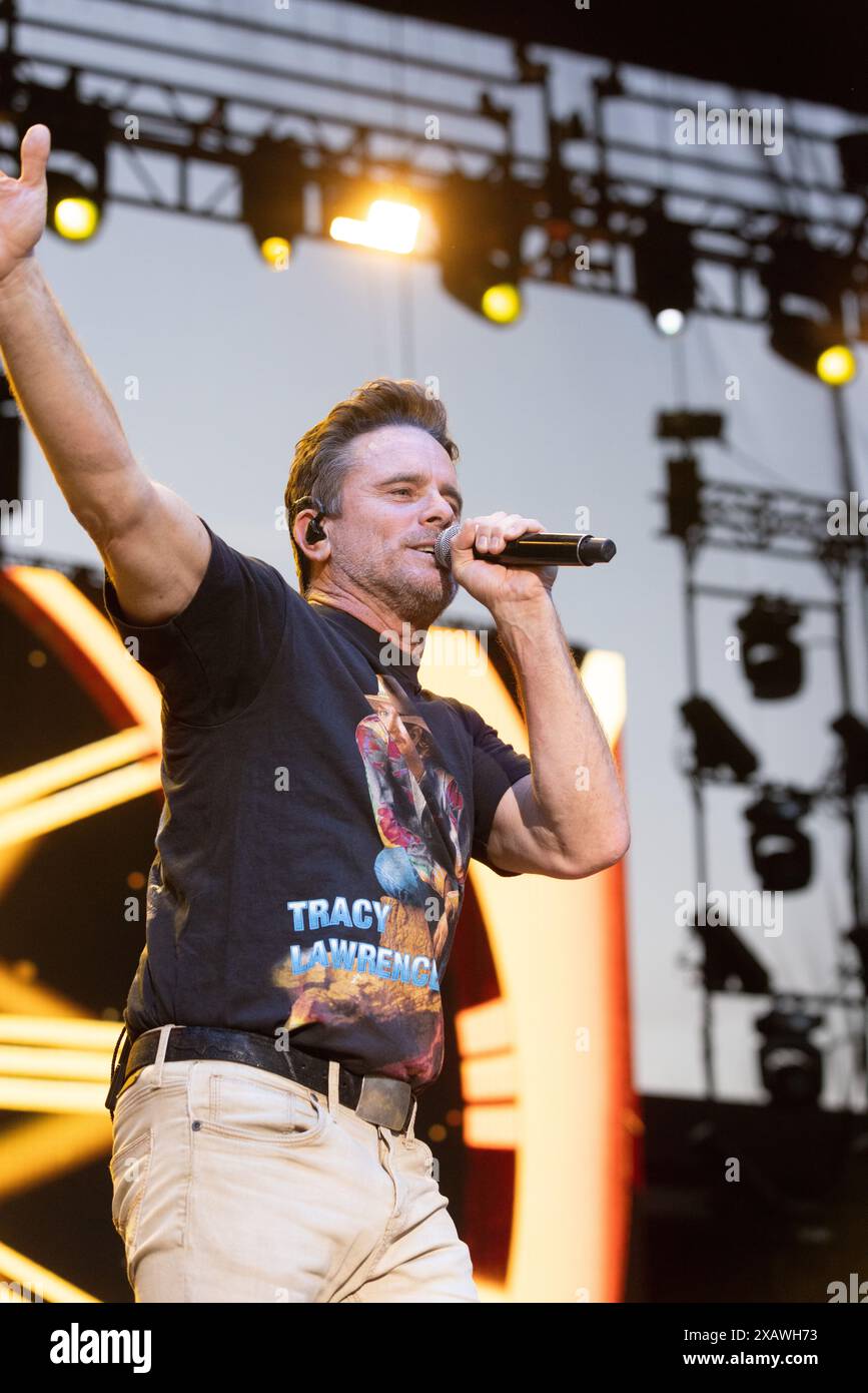 Charles esten cma 2024 hi-res stock photography and images - Alamy