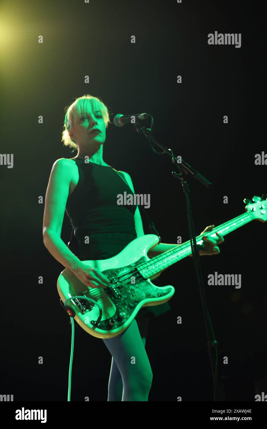 Kathi Wilcox von der Band Bikini Kill bei einem Konzert in der ...