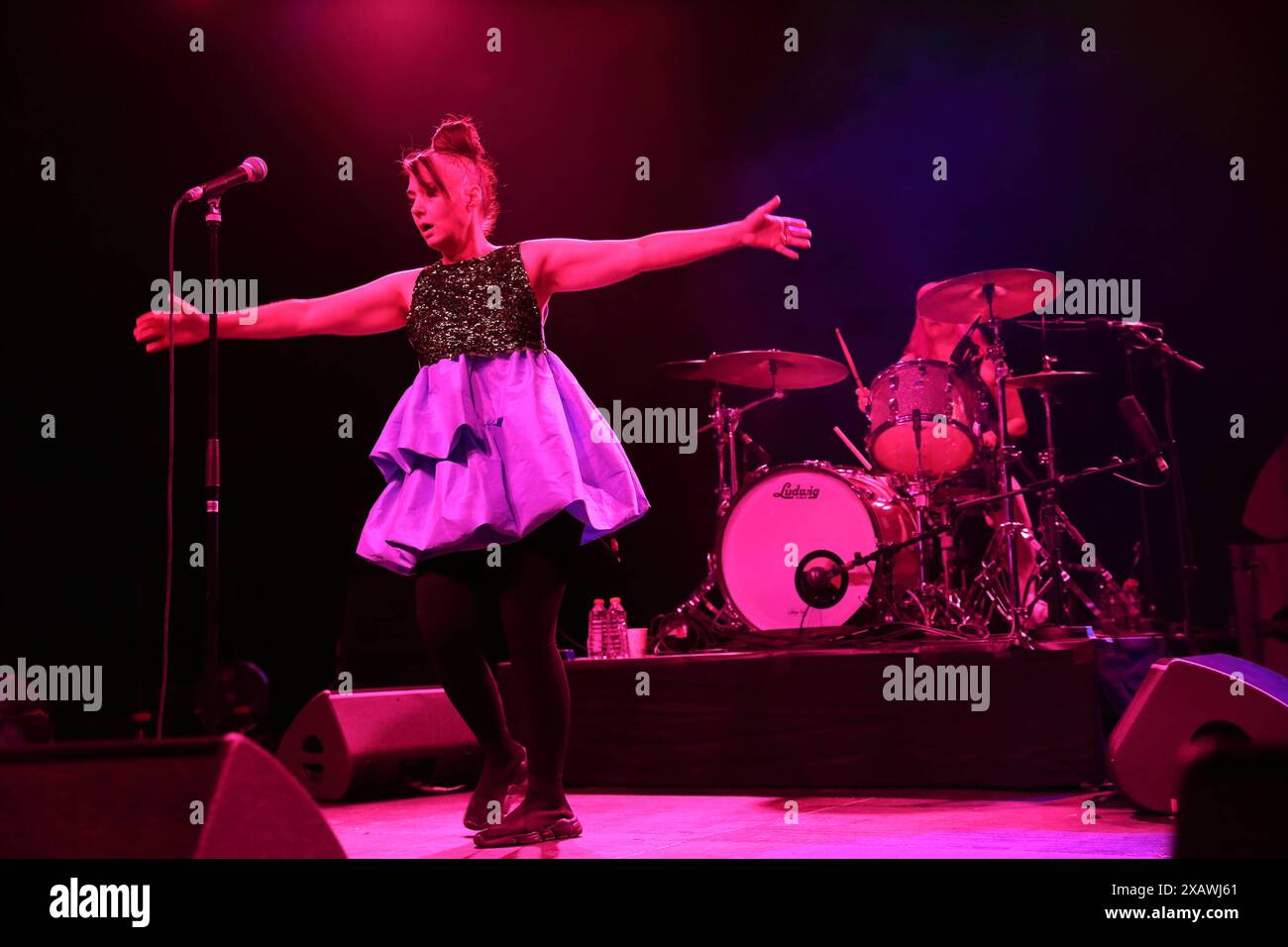 Kathleen Hanna und Tobi Vail, v.l., von der Band Bikini Kill bei einem ...