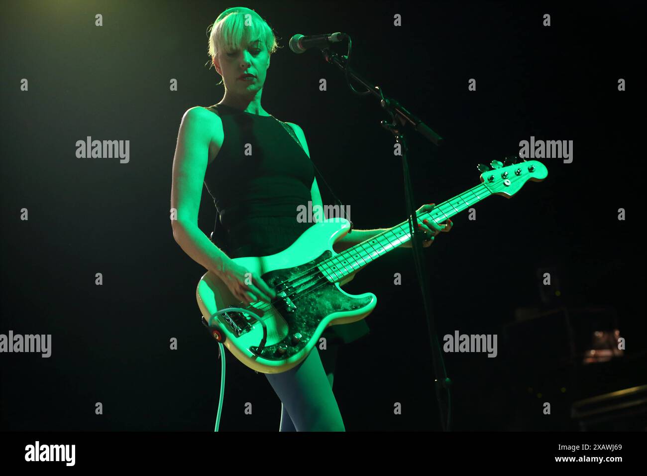 Kathi Wilcox von der Band Bikini Kill bei einem Konzert in der ...