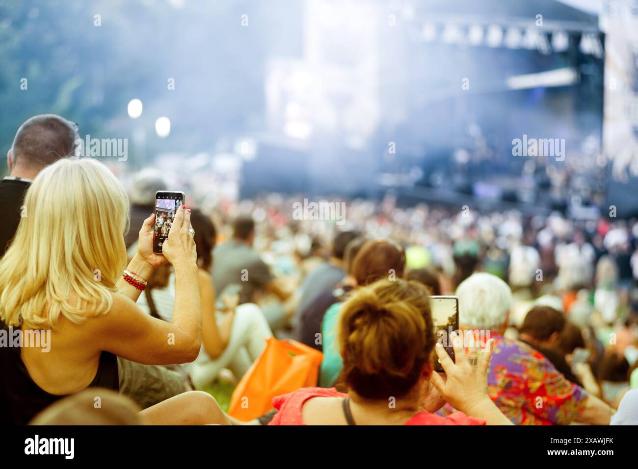 Crowd of people at outdoor concert hi-res stock photography and images ...