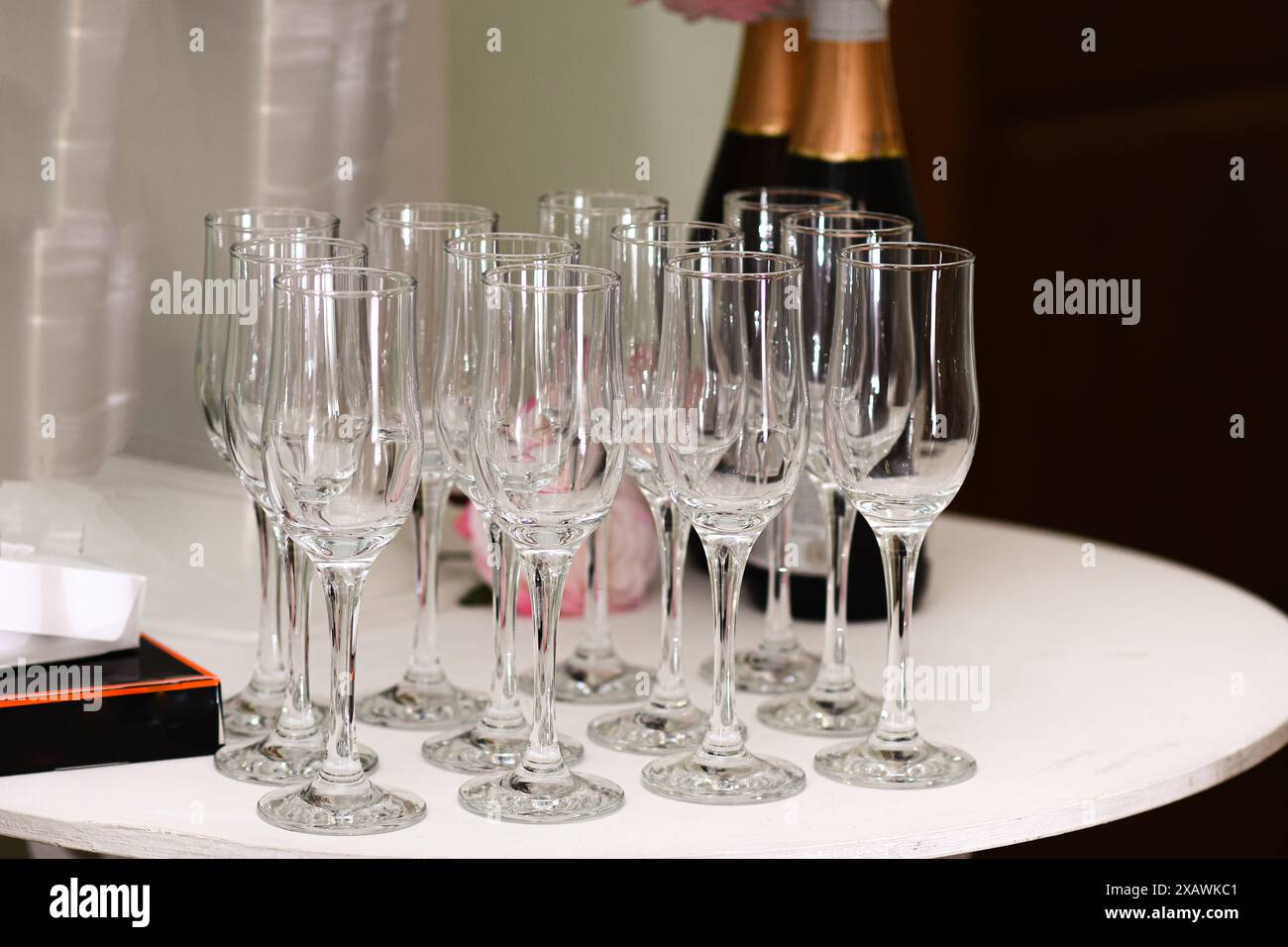 Empty apartment party hi-res stock photography and images - Alamy