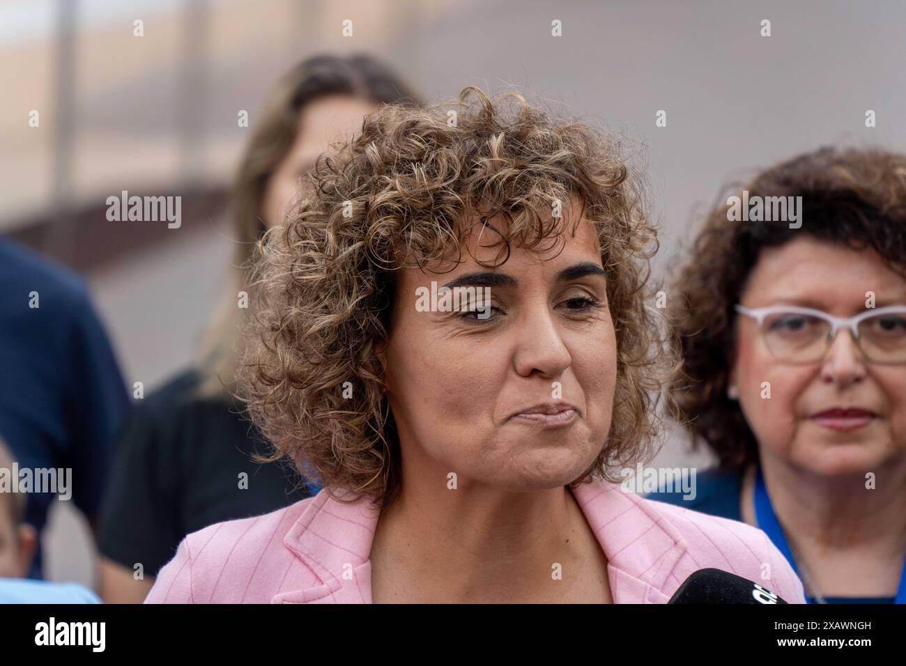 The PP candidate for the European elections votes at her polling ...