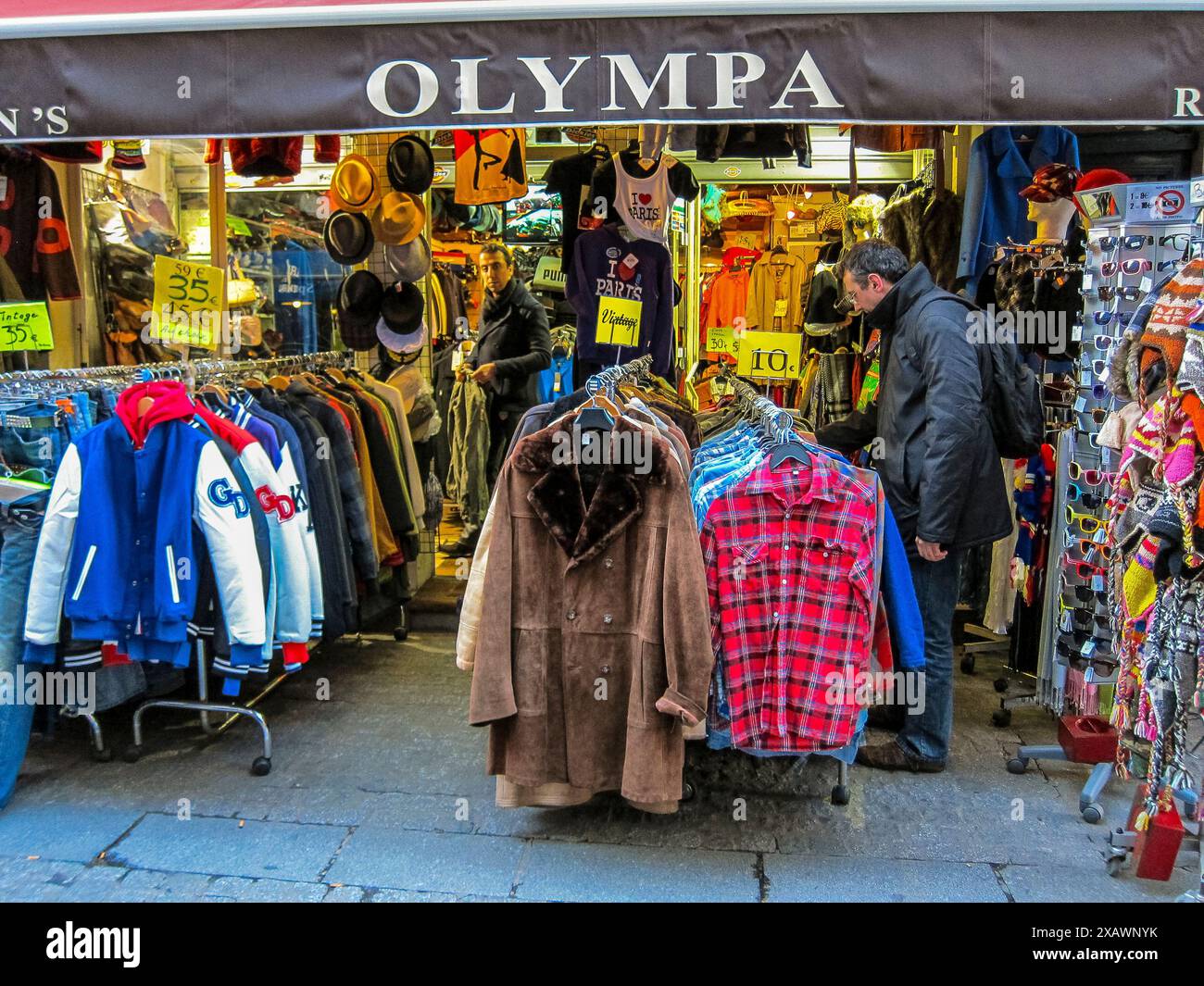 Shop fronts paris hi-res stock photography and images - Alamy