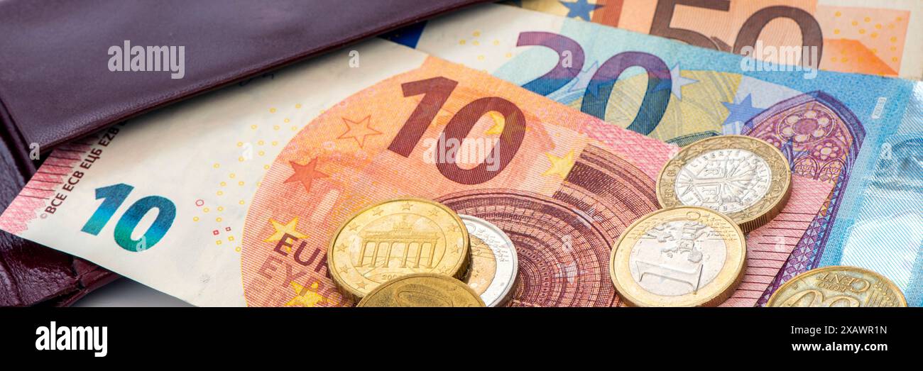 Euroscheine und Euromünzen Viele Euro Banknoten und Münzen liegen auf ...