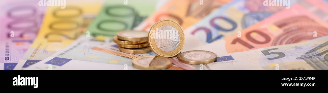 Euroscheine und Euromünzen Viele Euro Banknoten und Münzen liegen auf ...