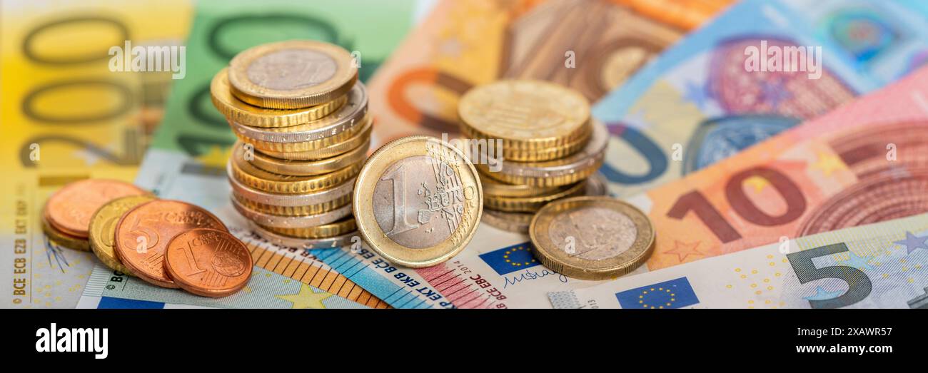Euroscheine und Euromünzen Viele Euro Banknoten und Münzen liegen auf ...