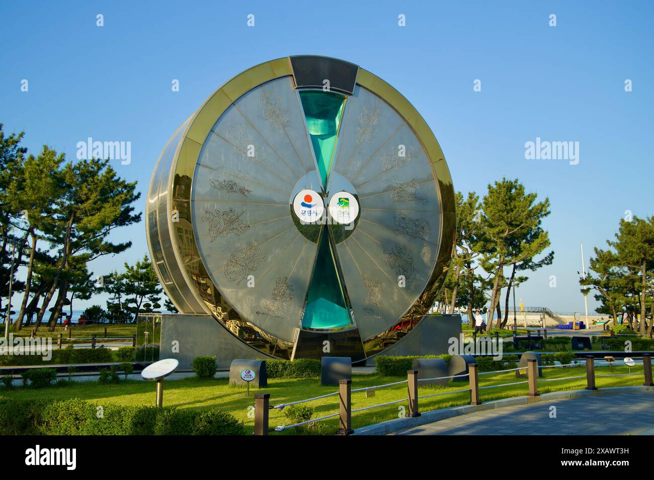 Jeongdongjin hourglass park hi-res stock photography and images - Alamy