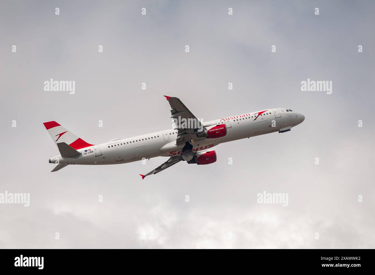 Austrian airbus a321 taking off hi-res stock photography and images - Alamy