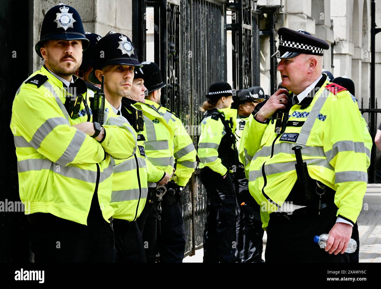 Parade of the metropolitan police officers hi-res stock photography and ...
