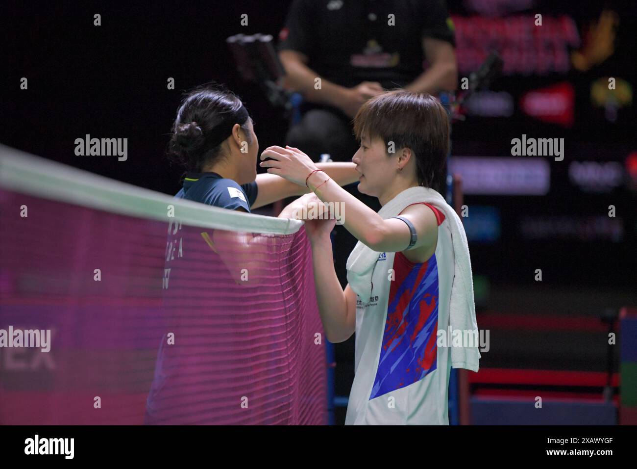 (240609) -- JAKARTA, June 9, 2024 (Xinhua) -- Chen Yufei (R) and An Se Young greet each other ...