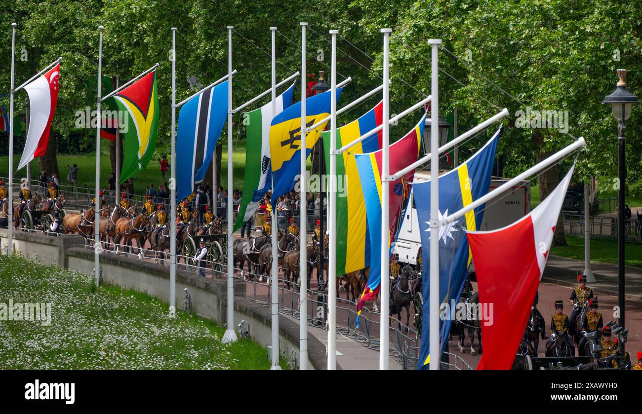 The King’s Troop Royal Horse Artillery arrive at Horse Guards Road ...